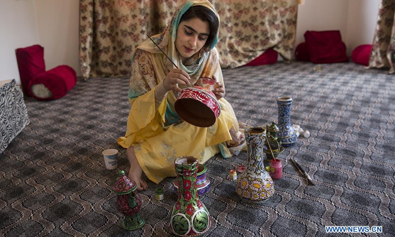 Artist Shafiya Shafi paints on earthen pot in Srinagar city - Global Times