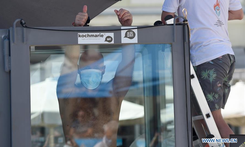 Austrian man spends 2.5 hours in box filled with ice cubes - Global Times