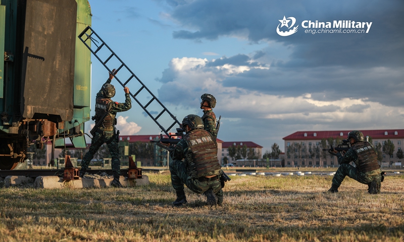 PAP special operations soldiers assail mock terrorists - Global Times