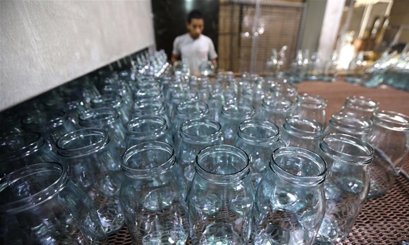 Workers make glassware at glass factory in Tripoli, Lebanon - Global Times
