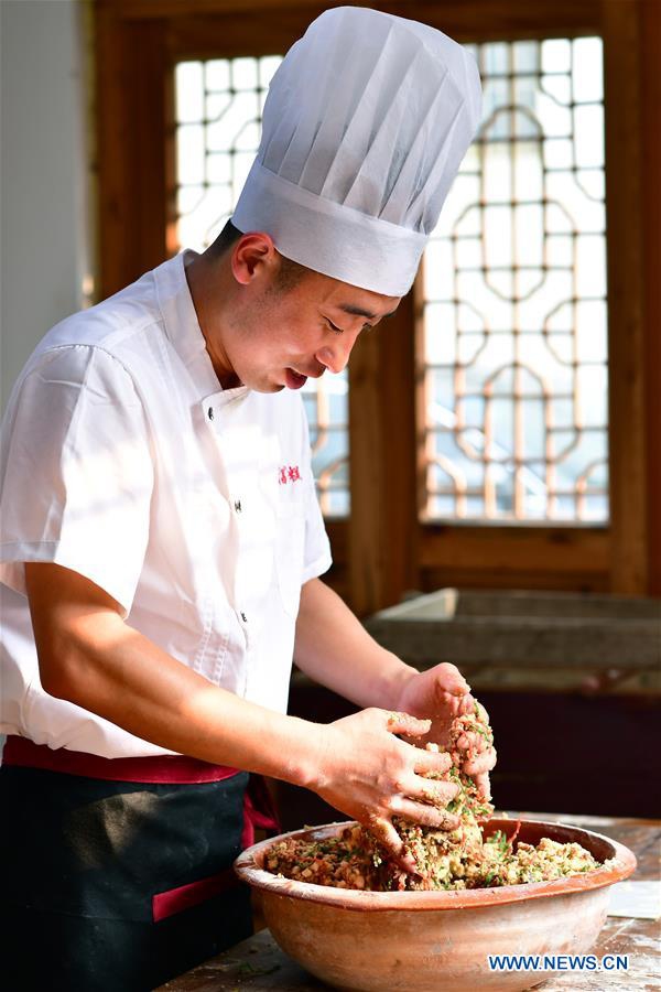 Chef makes mooncakes at mooncake bakery in Henan - Global Times