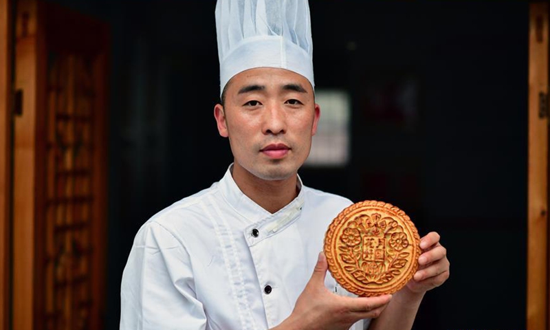 Chef makes mooncakes at mooncake bakery in Henan - Global Times