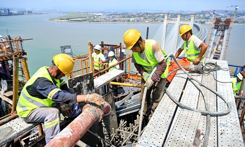 Main structure of south main tower of Quanzhou Bay cross-sea bridge ...