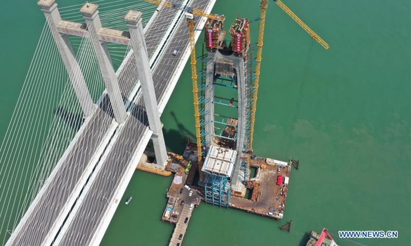 Main structure of south main tower of Quanzhou Bay cross-sea bridge ...