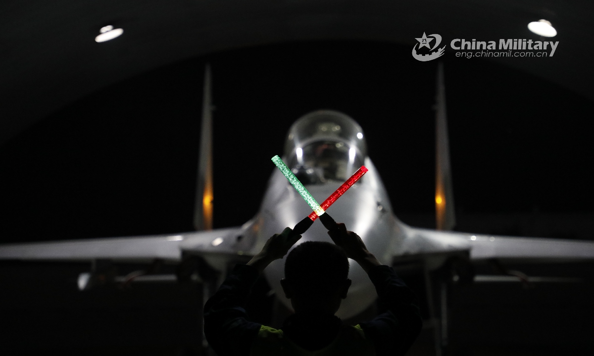 Fighter jets prepare for night flight - Global Times