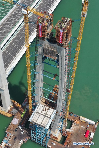 Main structure of south main tower of Quanzhou Bay cross-sea bridge ...