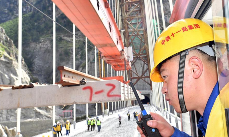Track laying work carried out on grand bridge of Lhasa-Nyingchi railway ...