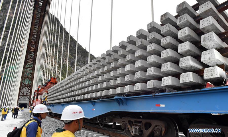 Track laying work carried out on grand bridge of Lhasa-Nyingchi railway ...
