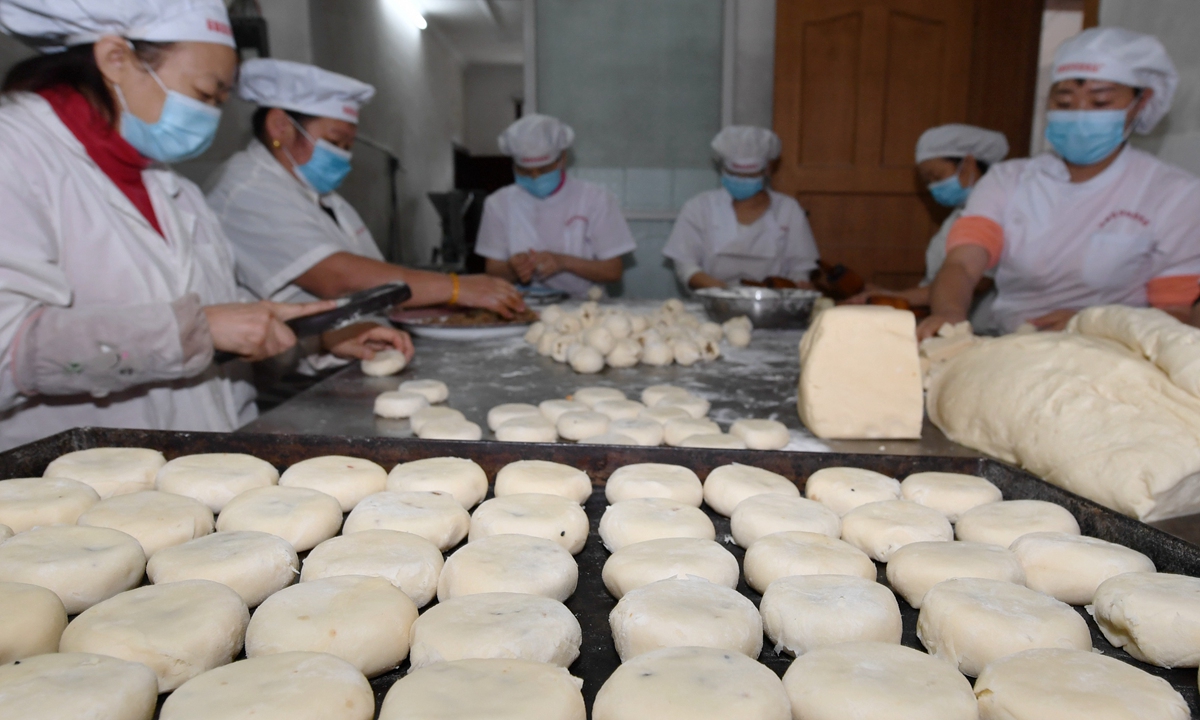 Mooncakes selling like hotcakes - Global Times