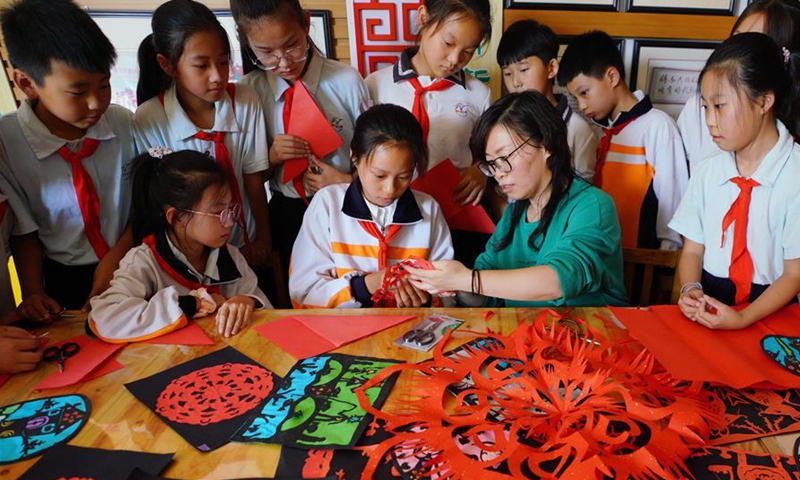Students have paper-cutting class in Hebei - Global Times