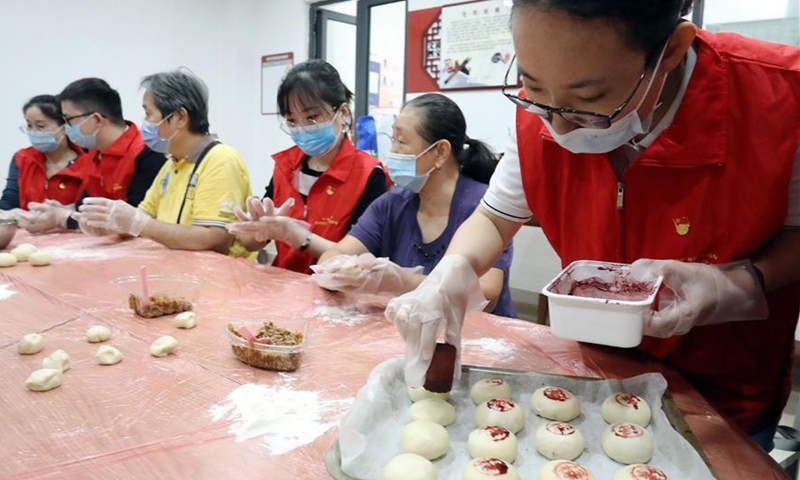 People make mooncakes for upcoming Mid-Autumn Festival - Global Times