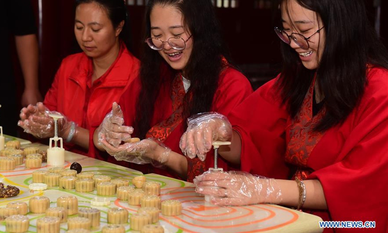 People make mooncakes for upcoming Mid-Autumn Festival - Global Times
