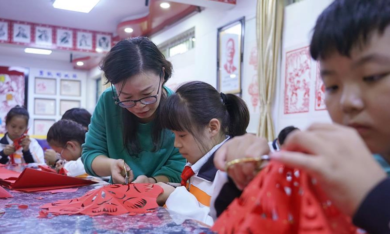 Students have paper-cutting class in Hebei - Global Times