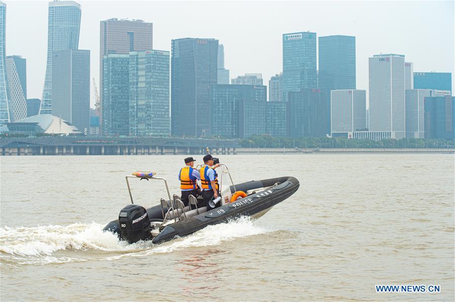 People watch Qiantang River tidal bore in Hangzhou - Global Times