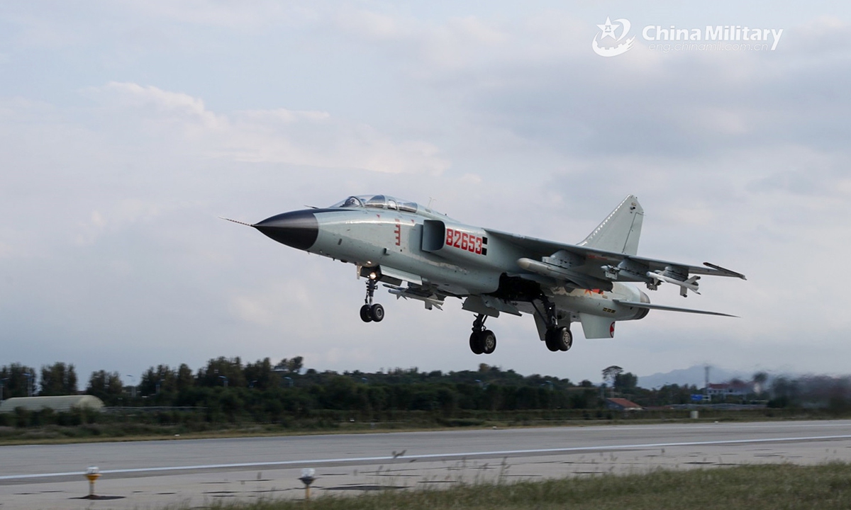 Fighter bombers execute patrol flight - Global Times