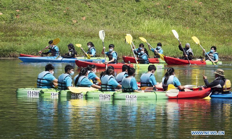 Students learn to kayak on Singapore's Kallang River - Global Times