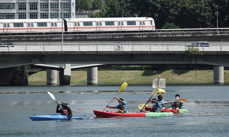 Students learn to kayak on Singapore's Kallang River - Global Times