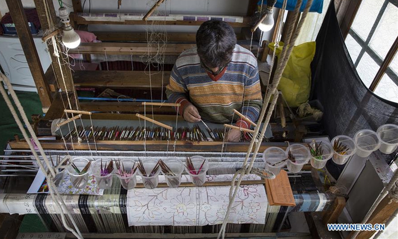 Artisans weave Kani shawl, woven from Pashmina yarn in Indian ...