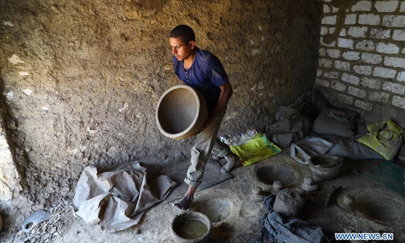 Egyptian village wins fame for adopting ancient pottery making ...