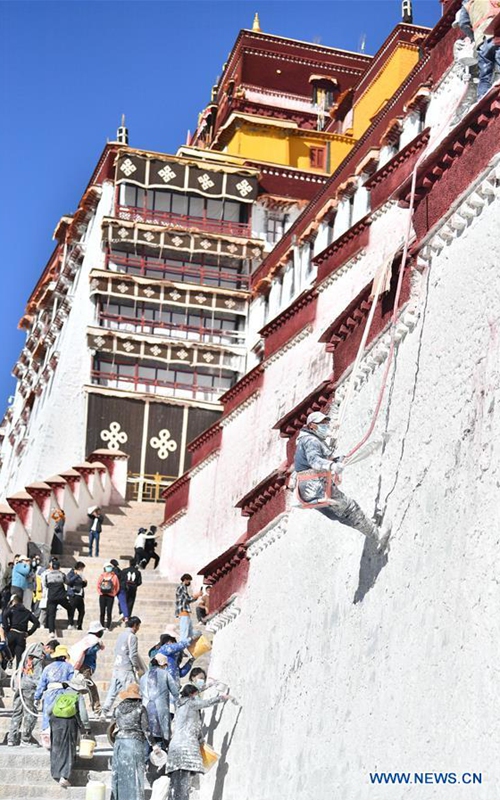 Workers paint wall of Potala Palace during annual renovation in Tibet ...