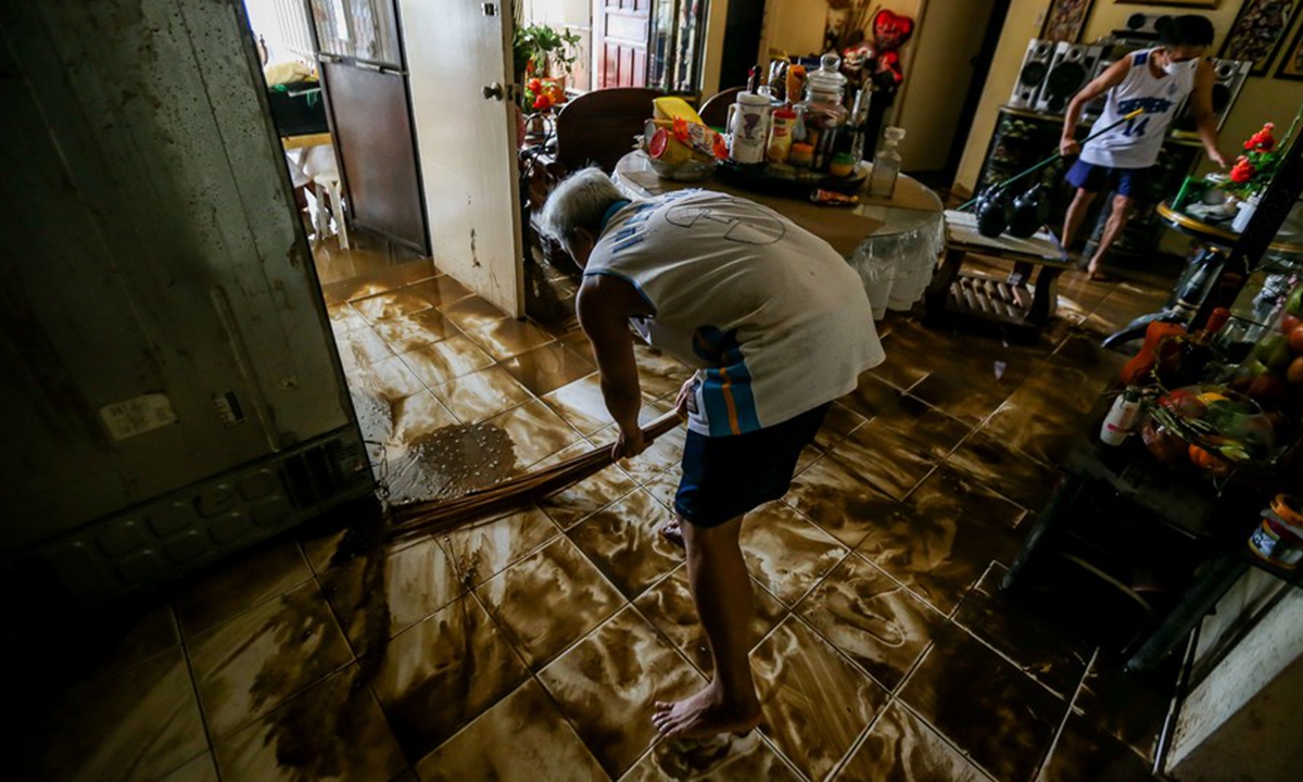 Residents clean up after Typhoon Goni leaves behind mess in Philippines ...