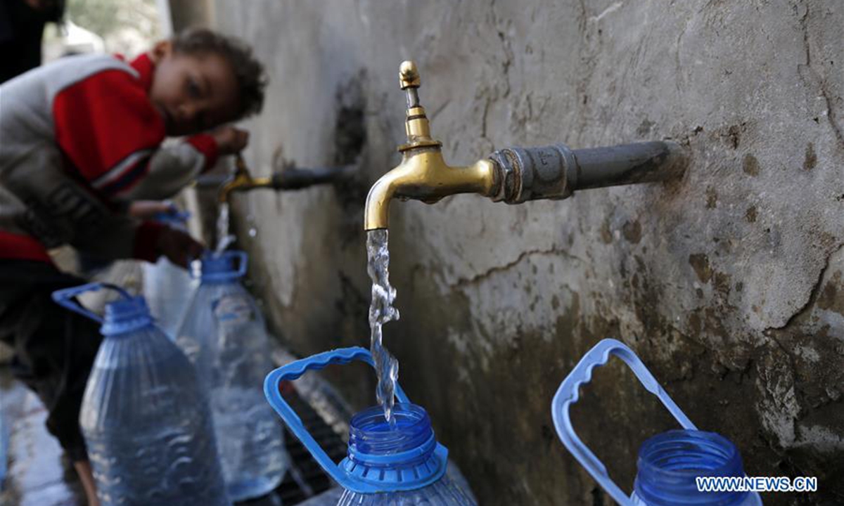 People collect water from charity tap in Sanaa, Yemen - Global Times