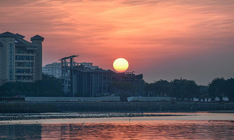 Sunset scenery at Haikou Bay in Hainan - Global Times