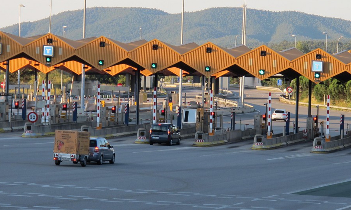 France's Macron announces border control beef-up, calls for Schengen ...