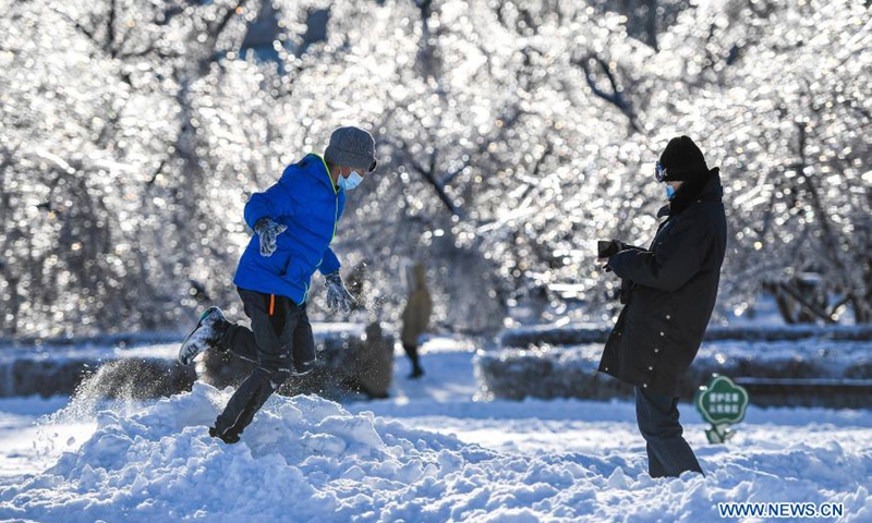 People enjoy time on Cultural Plaza after cold wave in Jilin - Global Times