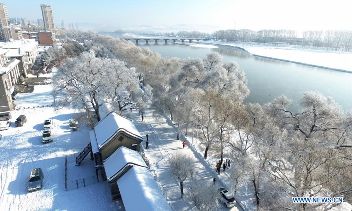 Scenery of rime-covered trees along Mudanjiang River in Heilongjiang ...