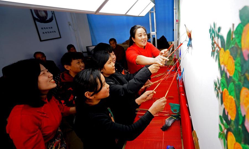 Students experience shadow play in north China - Global Times