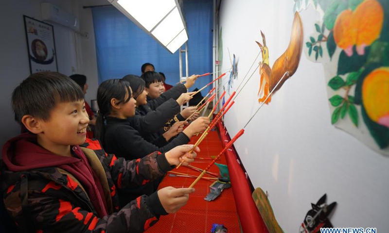 Students experience shadow play in north China - Global Times