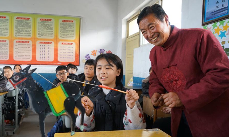 Students experience shadow play in north China - Global Times