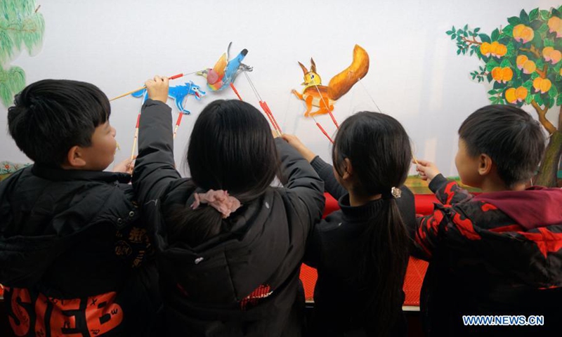 Students experience shadow play in north China - Global Times