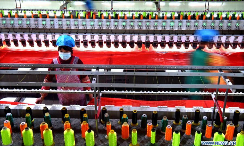 Workers make shoe insoles at factory in Shandong - Global Times
