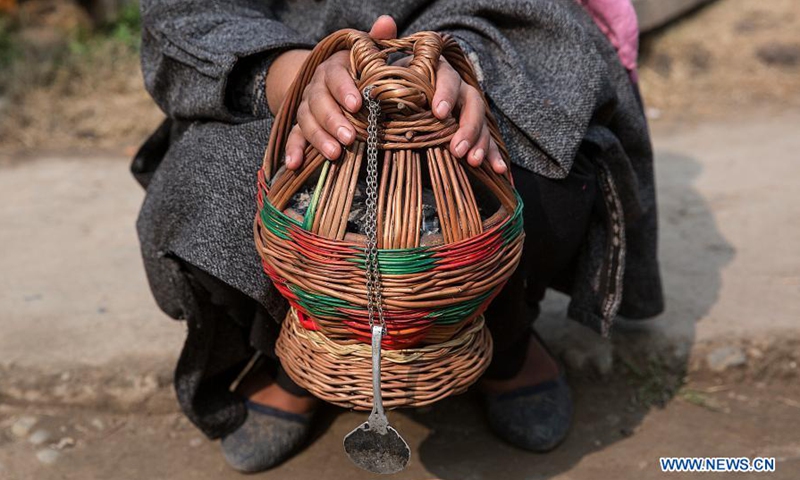 Workers weave Kangri in workshop in Kulgam district - Global Times