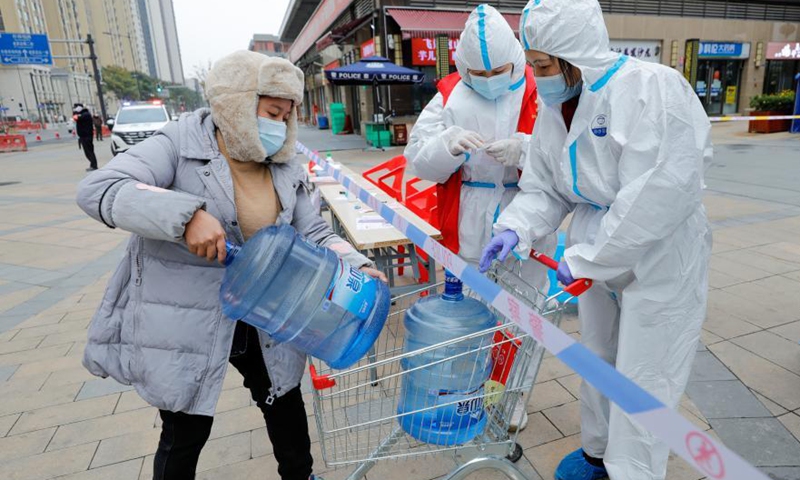 Volunteers deliver daily necessities to residents in quarantined ...