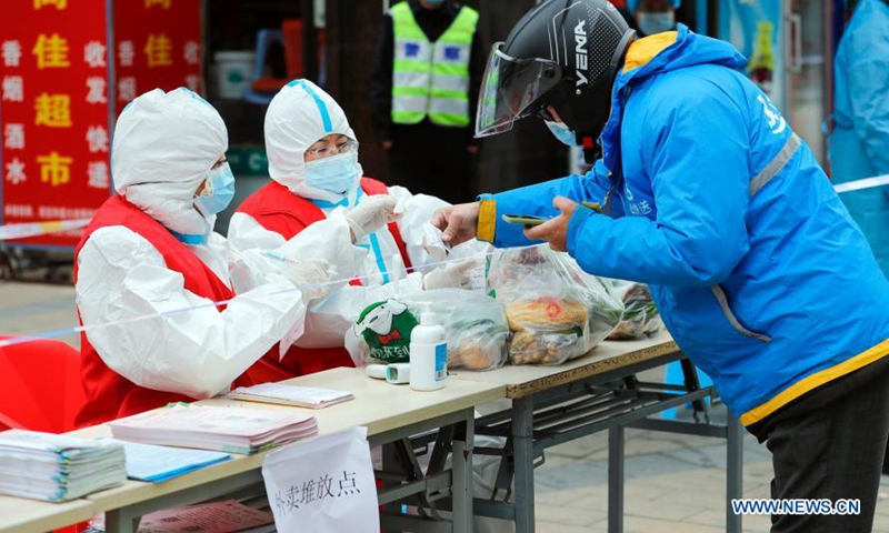 Volunteers deliver daily necessities to residents in quarantined ...