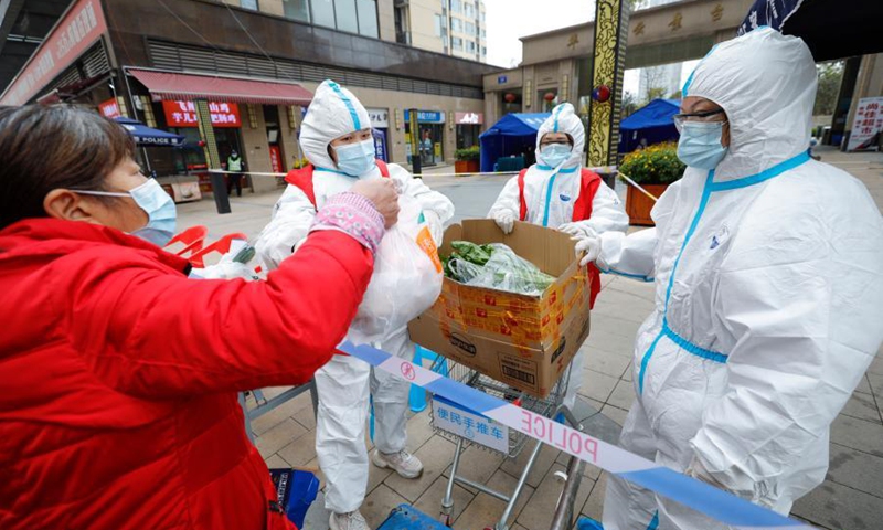 Volunteers deliver daily necessities to residents in quarantined ...