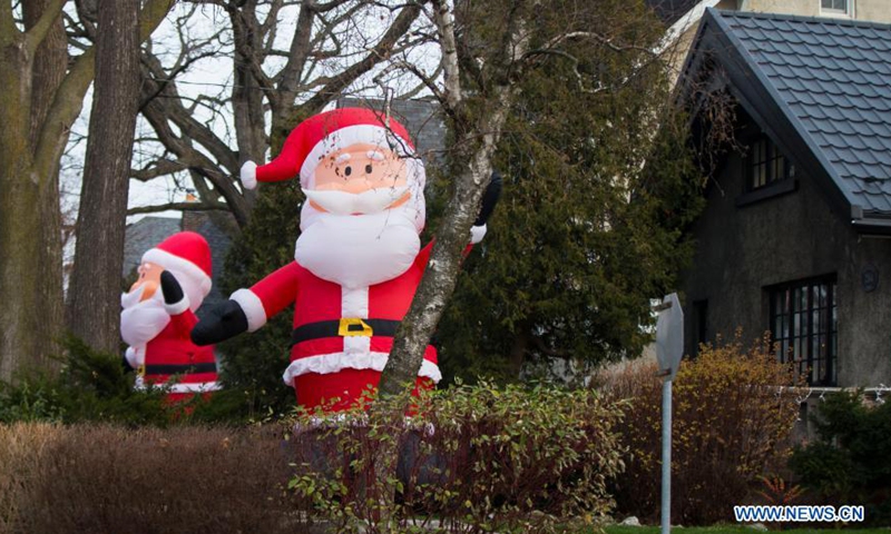 Giant-sized inflatable Santa Clauses seen on Inglewood Drive in Toronto ...