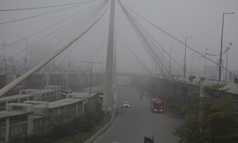 Dense fog blankets cities of Pakistan - Global Times