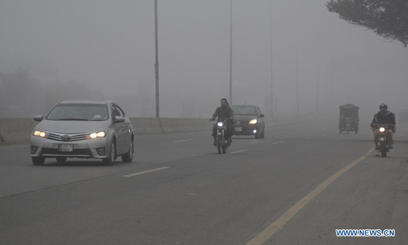 Dense fog blankets cities of Pakistan - Global Times