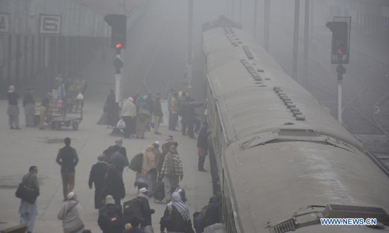Dense fog blankets cities of Pakistan - Global Times