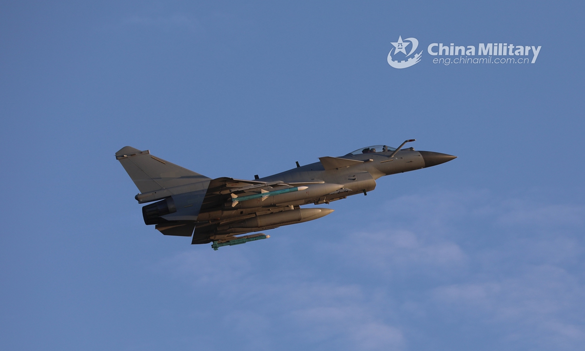 Fighter jets taxi on runway before takeoff - Global Times
