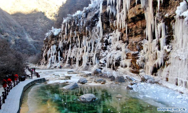Scenery of frozen waterfalls at Yuntai Mountain scenic spot in Henan ...