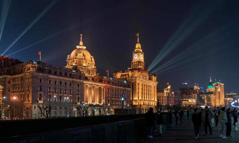 People enjoy light show in Shanghai - Global Times