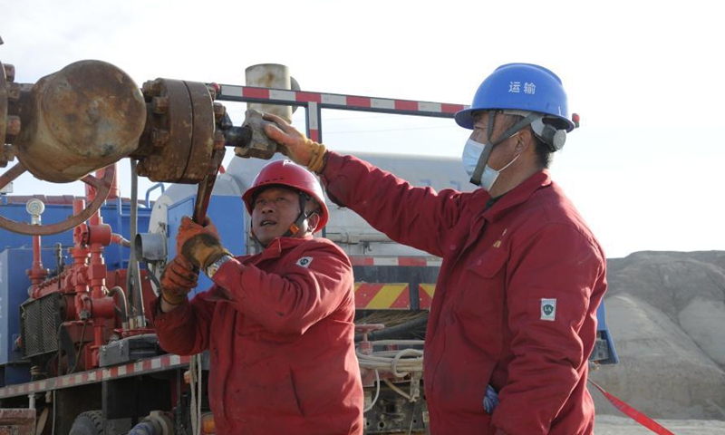 Oilfield workers stick to posts despite severe cold - Global Times