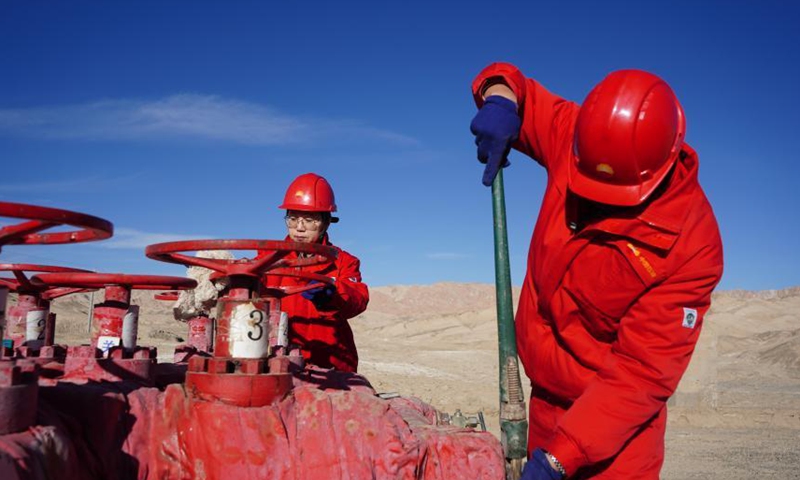 Oilfield workers stick to posts despite severe cold - Global Times