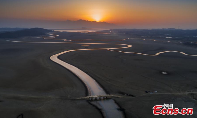 Ancient stone arch bridge emerges from drying Poyang Lake - Global Times