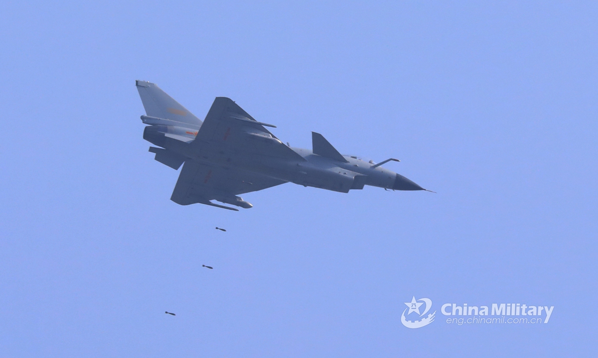 Maintenance crews load ammunitions onto fighters - Global Times